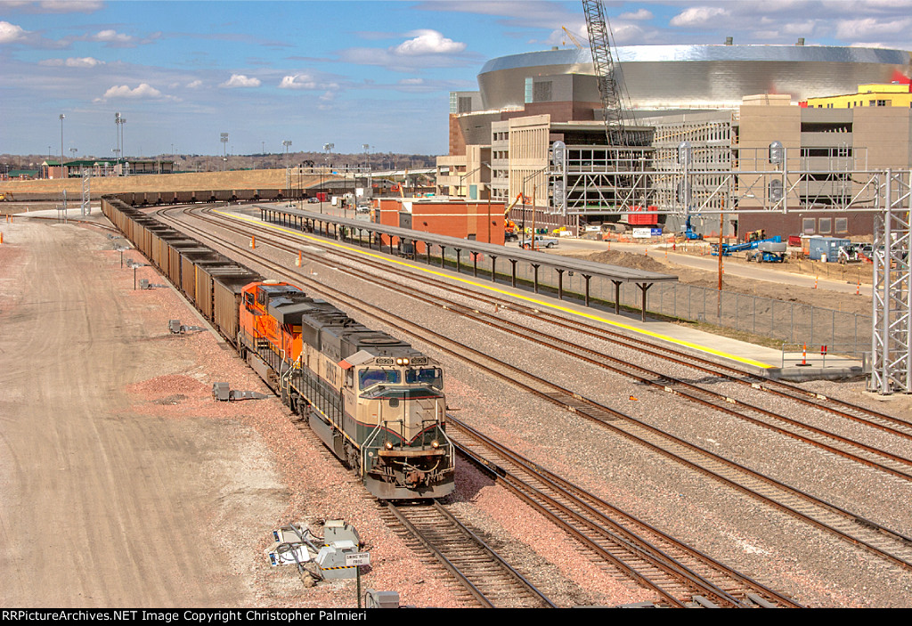 BNSF 9826 Leads E-CLSBTM0-15